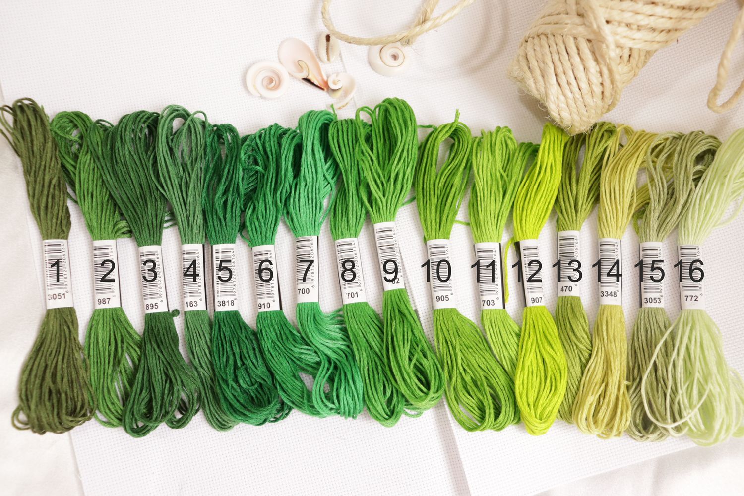 Madejas e hilos en tonos verdes claros y oscuros - VALAMUR