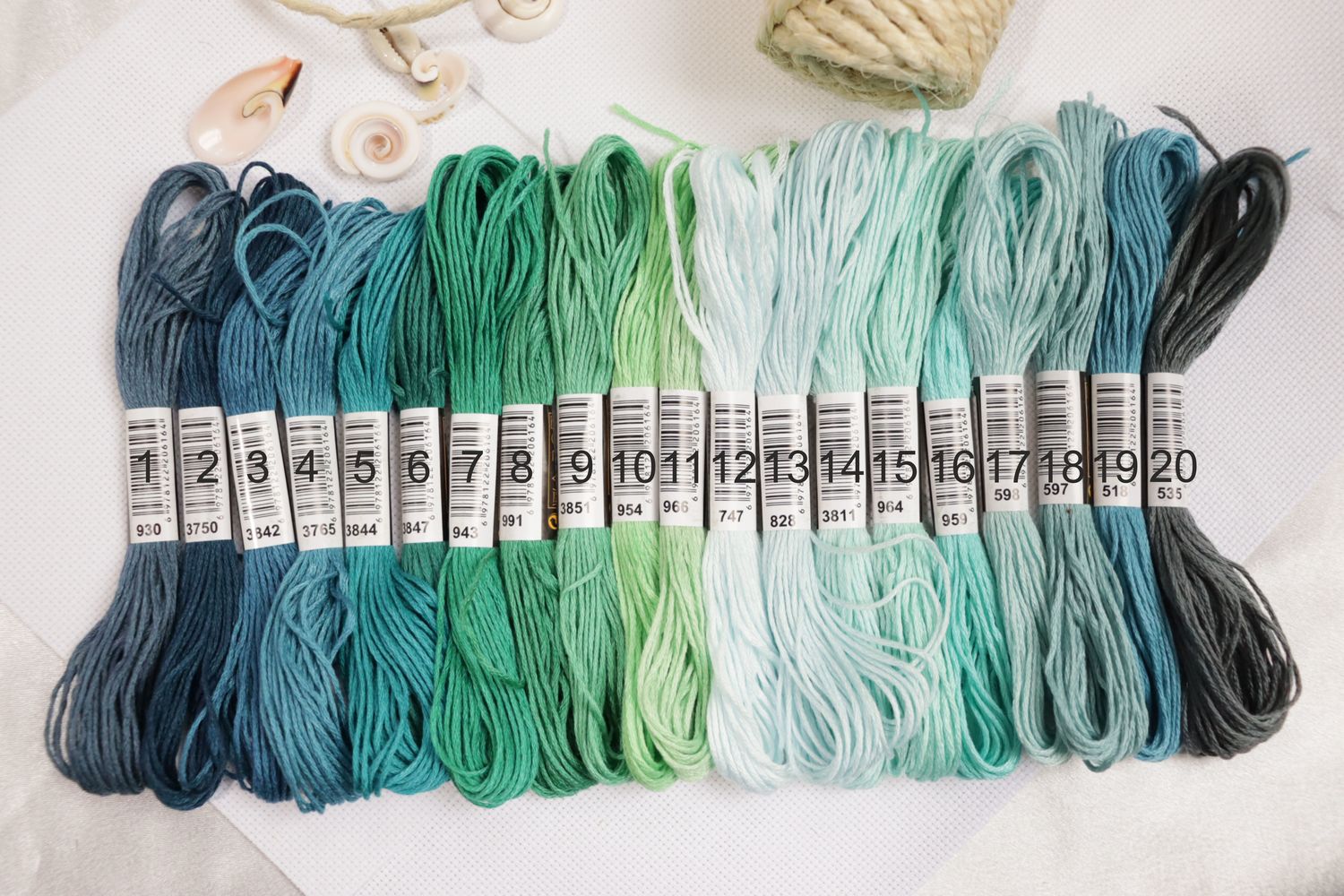 Madejas e hilos en tonos azules y turquesa - VALAMUR